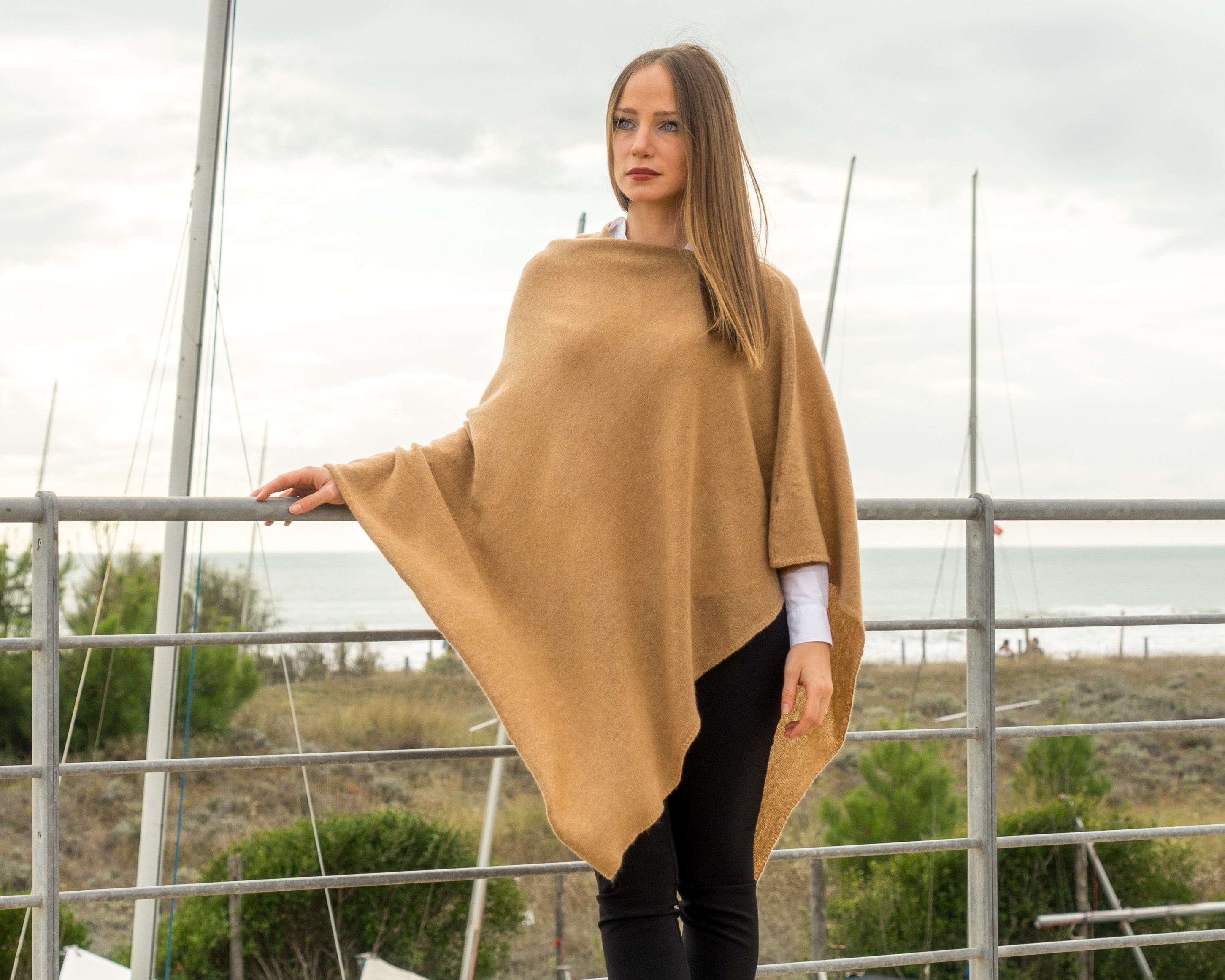 The poncho: ideas and tips for wearing it | Dalle Piane Cashmere